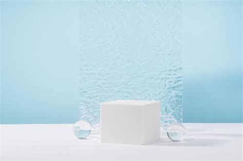 광고 화장품 브랜딩 장면 모형을 위한 주얼리 프리젠테이션 디스플레이 쇼케이스 파란색 배경에 세련된 소품으로 화장품 포장을 위한