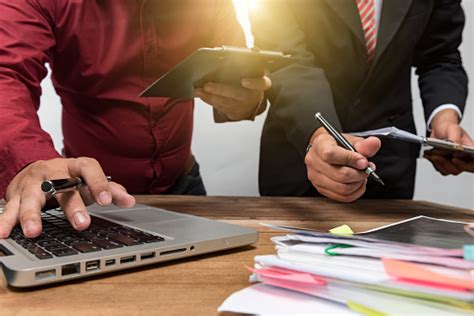 비즈니스 팀 선물 전문 투자자 작업 새로운 시작 프로젝트 재무 관리자 회의 디지털 태블릿 도킹 화면 컴퓨터 디자인 스마트 폰