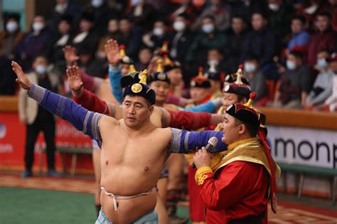 П Бүрэнтөгс аварга Ц Содномдорж арслан нар өвдөг шороодлоо