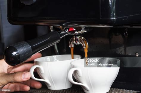 커피 기계는 2 개의 컵 신선한 에스프레소 배경 만들기 에스프레소는 거의 끓는 물에 잘게 지상 커피 콩을 통해 압력의 작은 금액을 강제 해 서 양조 커피입니다 갈색에 대한