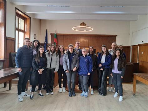 Съдии от Районен съд изнесоха лекция пред ученици от ЕГ в Пазарджик за вредата от наркотиците