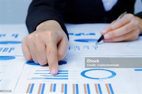 수익성 통계 분석 펜을 그래프 문서에서 손에 들고 이익을 계획하는 사업가 개념에 대한 스톡 사진 및 기타 이미지 개념 건강 진단 건강관리와 의술 Istock