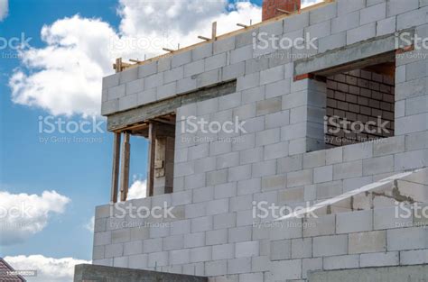 흰색 거품 콘크리트 블록으로 만든 건설 중인 집의 건물 부지 집의 새로운 프레임을 구축 0명에 대한 스톡 사진 및 기타 이미지