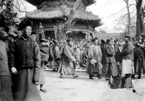 老照片的清末正月里老北京人去雍和宫看打鬼 搜狐大视野 搜狐新闻