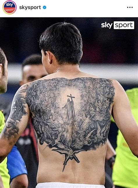 이탈리아 국기를 흔드는 문신