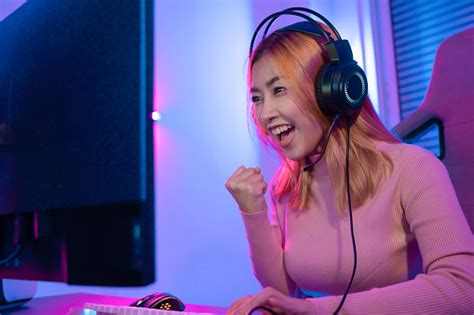전문 여성 프로 게이머는 온라인 비디오 게임 사이버 스포츠를 플레이하고 승자의 감정을 에스포트합니다 토너먼트의 젊은 여성은