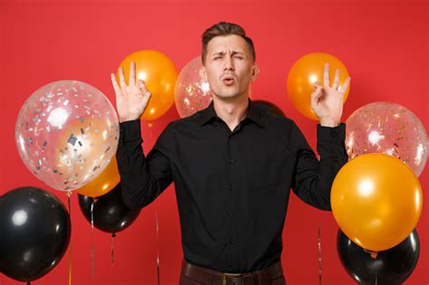 블랙 클래식 셔츠에 우려 젊은이 확산 손에 빨간 배경 공기 풍선에 명상 세인트 발렌타인 국제 여성의 날 새 해 복 많이 받으세요 생일 이랑 휴일 파티 개념 2019년에 대한