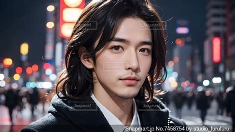 夜の街を背景に立つ男性の写真・画像素材 Snapmart（スナップマート）