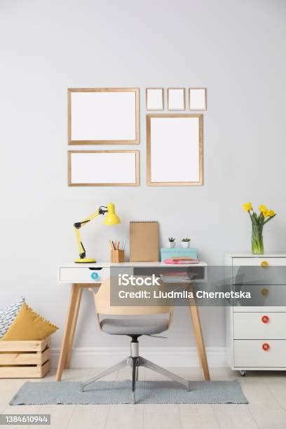Interior Ruangan Bergaya Dengan Poster Kosong Di Dinding Mockup Untuk Desain Foto Stok Unduh