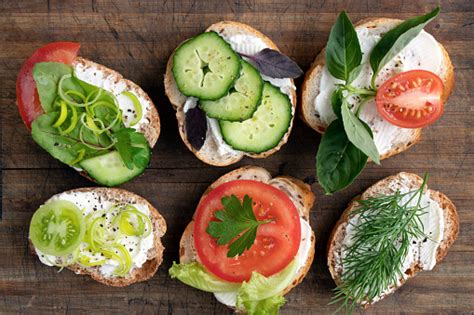 크림 치즈 토마토 딜 오이 부추 바질이 있는 다양한 야채 샌드위치 도마에 전채를 위한 채식 샌드위치를 제공합니다 맨 위 보기 0명에 대한 스톡 사진 및 기타 이미지 Istock