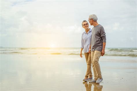 일출에 손을 잡고 해변에 걷는 선임 부부는 은퇴 개념에서 생명 보험을 계획합니다 노인에 대한 스톡 사진 및 기타 이미지 노인