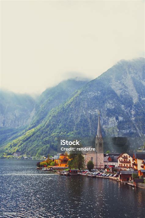 절경 그림오스트리아 알프스의 유명한 할 슈 타트 산악 마을의 엽서 보기 여름에 아름 다운 빛 잘츠카머구트 지역 할 슈 타트