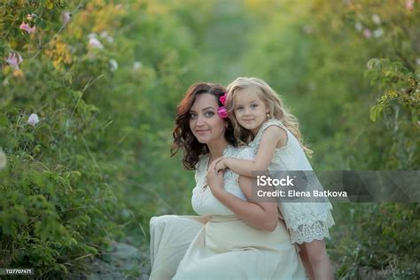 행복 한 가족 딸과 함께 작은 귀여운 화창한 여름 날에 오렌지 밀밭에서 걷는 젊은 아름 다운 임신한 여자 부모와 아이 관계입니다 자연 나라에서 사진 이미지에 대한 스톡 사진