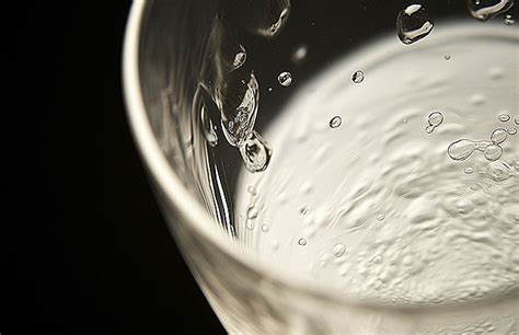 유리잔에 담긴 물 물 물방울 물컵 배경 일러스트 및 사진 무료 다운로드 Pngtree