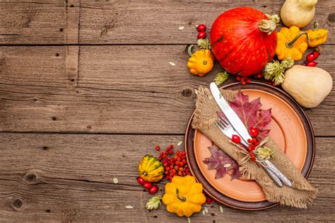 가을과 추수 감사절 저녁 식사 장소 설정입니다 야채와 열매 화려한 잎 홉 세라믹 플레이트 포크와 칼의 수확 가을 칼 나무 배경 0명에 대한 스톡 사진 및 기타 이미지