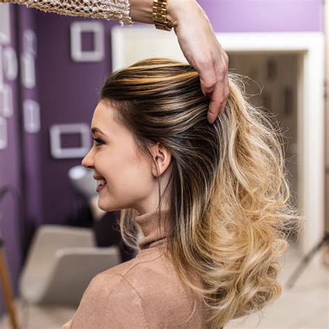 4 Effortlessly Chic Hairstyles That Make Woman Over 40 Look 10 Years