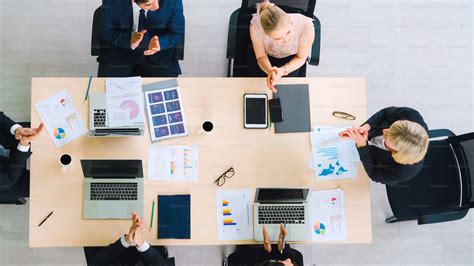 사무실의 상위 뷰에서 촬영한 비즈니스 사람들 그룹 회의 직업 사업가 사업가 및 사무실 노동자는 회의 테이블에 프로젝트 계획 문서를 가지고 팀 회의에서 일하고 있습니다