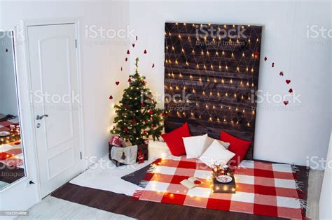 진정 하 고 아늑한 저녁 집에서 레드 카펫에서 메리 크리스마스 저녁 책 촛불 코코아와 함께 새 해 마 시 멜로 컵 Cockie 사탕 지팡이 베개 실내 0명에 대한 스톡 사진