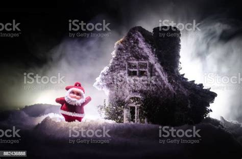 아버지 프 로스트의 집 산타 클로스 Joulupukki 및 겨울 휴가의 다른 전설적인 영웅 야생 산 및 숲에 아늑한 작은 집 마법의 많은 저장 개념에 대한 스톡 사진 및