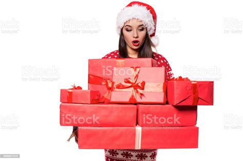 스웨터와 크리스마스 모자 흰색 배경에 고립 된 선물 상자를 들고 있는 젊은 여자 귀여운에 대한 스톡 사진 및 기타 이미지 귀여운 대규모 개체 그룹 만족한 Istock