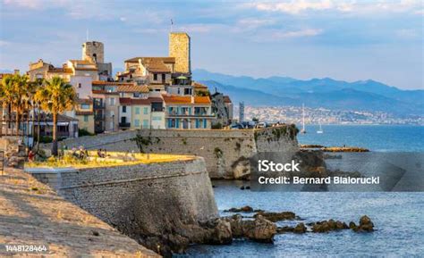 중세 도시 성벽과 프랑스 앙 티브의 지중해 연안 피카소 박물관이있는 역사적인 구시 가지 요새에 대한 스톡 사진 및 기타 이미지 요새 경관 관광 Istock