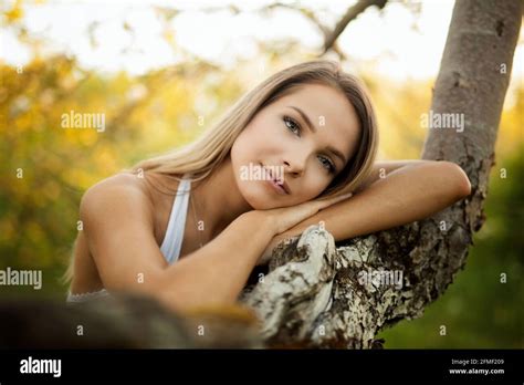Sch Ne Haarige Frauen Tr Umen Beim Posen Stockfotografie Alamy
