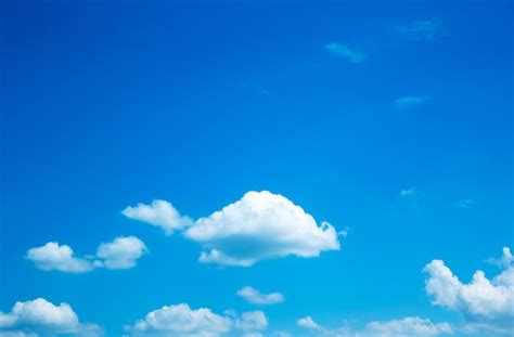 Фон голубого неба с крошечными облаками Премиум Фото