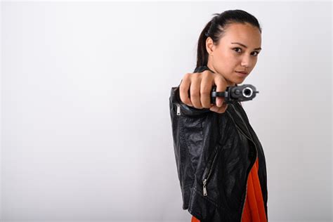 권총 카메라 흰색 배경에서 목표로 하는 젊은 아시아 여자의 스튜디오 샷 총에 대한 스톡 사진 및 기타 이미지 총 한 명의 여자만 20 24세 Istock