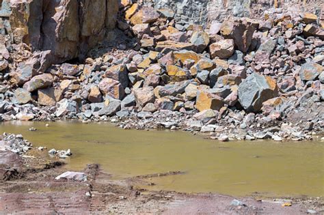 화강암 돌의 채 석 장 오픈 구 덩이 마이닝의 화려한 보기 프로세스 생산 돌 그리고 자갈입니다 채 석 장에서 지 하 수입니다 거친에 대한 스톡 사진 및 기타 이미지 Istock