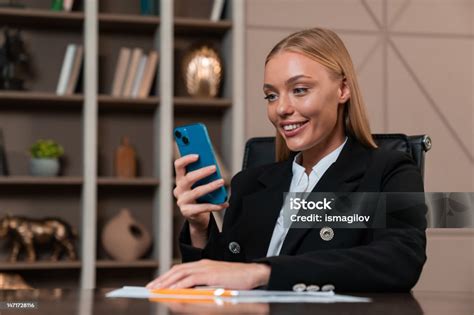 정장을 입고 스마트폰에 타이핑을 하는 기뻐하는 매력적인 사업가 기업 재무와 산업에 대한 스톡 사진 및 기타 이미지 기업 재무와 산업 노트북 노트북 사용하기 Istock