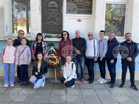 Общественици и ученици отдадоха почит към делото на основателя на Народно читалище „Развитие