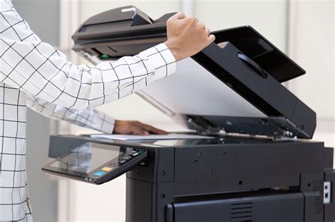 프린터 복사기 네트워크 패널의 사업가 누르기 버튼 사무실 개념의 사본 작업 프린터는 스캔 및 복사 용지를위한 사무실 노동자 도구 장비입니다 건강관리와 의술에 대한 스톡 사진