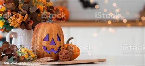 쟁반에 꽃병 잭 호박과 양초 배경에서 스칸디 스타일의 흰색 주방의 내부 가정과 편안함의 개념 할로윈 휴가를위한 가을 장식 0명에 대한 스톡 사진 및 기타 이미지 Istock