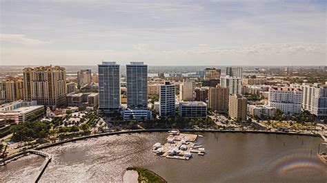 2021년 3월 봄 방학 동안 다운타운 웨스트 팜 비치 플로리다 인렛 워터프론트의 항공 보기 플로리다 미국에 대한 스톡 사진 및 기타 이미지 Istock