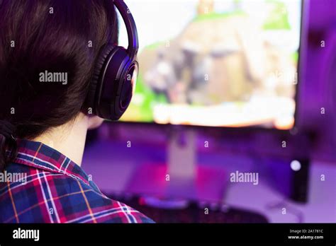 Back View Girl Computer Hi Res Stock Photography And Images Alamy