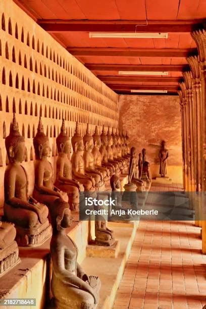라오스 비엔티안의 불교 사원인 왓 시 사켓의 회랑 벽에 다양한 크기의 도자기 불상과 조각품이 일렬로 늘어서 있습니다 경관에 대한 스톡 사진 및 기타 이미지 Istock