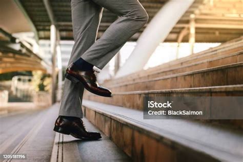 커리어 컨셉의 동기 부여와 도전 성공으로 나아가는 단계 계단에 걸어 사업가의 낮은 섹션 배경이 된 현대 도시 도시 개념에 대한 스톡 사진 및 기타 이미지 Istock