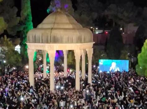 زن، زندگی، آزادی هنگام تحویل سال در حافظیه شیراز نشریه ادبی بانگ