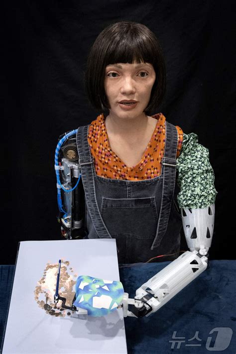 얼마면 될까ai 휴머노이드 로봇이 그린 초상화 처음으로 경매에