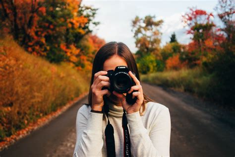 무료 이미지 남자 사람 소녀 여자 카메라 사진술 DSLR 초상화 봄 빨간 렌즈 색깔 가을 정경 로맨스 시즌 사진 찍기 아름다움 감정