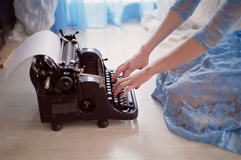 창의적인 사람 저자의 서 베스트 셀러의 작가 기자를 오래 된 타자기에 입력 작품에서 영감 검은색에 대한 스톡 사진 및 기타 이미지 Istock