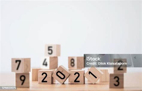 2021 년 나무 큐브 블록의 뒤집기 메리 크리스마스와 행복한 새해 개념 0명에 대한 스톡 사진 및 기타 이미지 0명 12