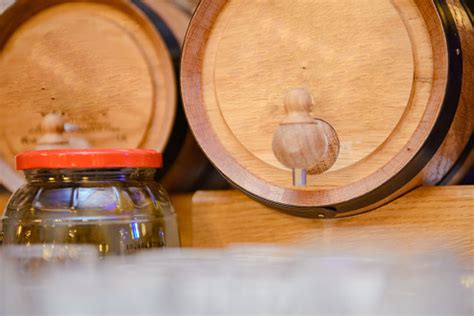 차가운 보드카 한 병과 와인 병양동이에 얼음과 오렌지 주스를 테이블에 넣고 복사 공간 레스토랑에서 얼음 양동이에 알코올 병 웨딩 파티 결혼식에 대한 스톡 사진 및 기타