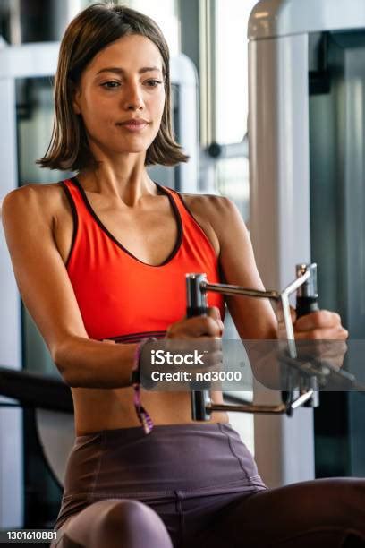 건강을 유지하기 위해 체육관에서 운동하는 아름다운 피트니스 여성 가냘픈에 대한 스톡 사진 및 기타 이미지 가냘픈 건강한 생활방식 권위 Istock