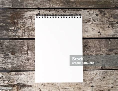 세 오래 된 소박한 나무 테이블 최고 보기에 깨끗 한 흰색 페이지와 메모장을 엽니다 0명에 대한 스톡 사진 및 기타 이미지