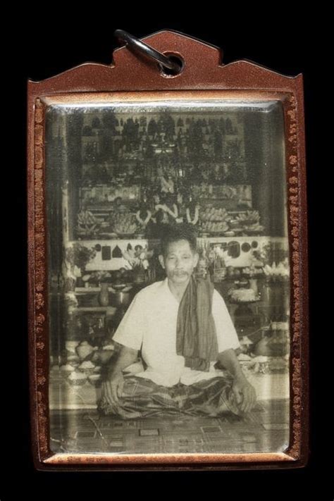 ล็อกเก็ต รูปถ่าย รูปถ่ายหลังเฑาะหัวแตก พ่อเที่ยง น่วมมานา หลังจารลายมือพ่อป่อง ใบใหญ่ๆหายาก