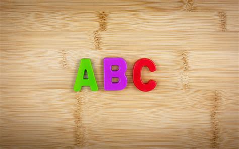 화려한 글자 Abc는 나무 질감이있는 테이블 배경에 배치되어 있습니다 개념 학교 편지 교육에 대한 스톡 사진 및 기타 이미지