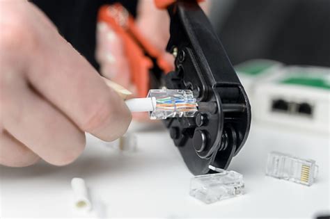 이더넷 크림 퍼 케이블 트위스트 도구 Utp Cat 5 이더넷 트위스트 페어 연결 절차 Utp 케이블 Rj45 Lan 케이블 크림프 금속에 대한 스톡 사진 및 기타 이미지