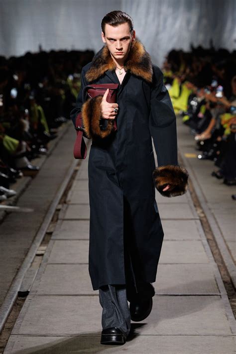 패션엔 [리뷰] 션 맥기르 데뷔전 알렉산더 맥퀸 2024 F W 컬렉션