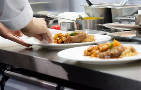 음식 요리 장식 접시 근접 촬영 요리사 준비 음식 식사 부엌 요리 하는 요리사 요리사 장식 접시 근접 촬영 요리사는 요리사 부엌에서 식사 준비 하는 요리사 개념에 대한 스톡